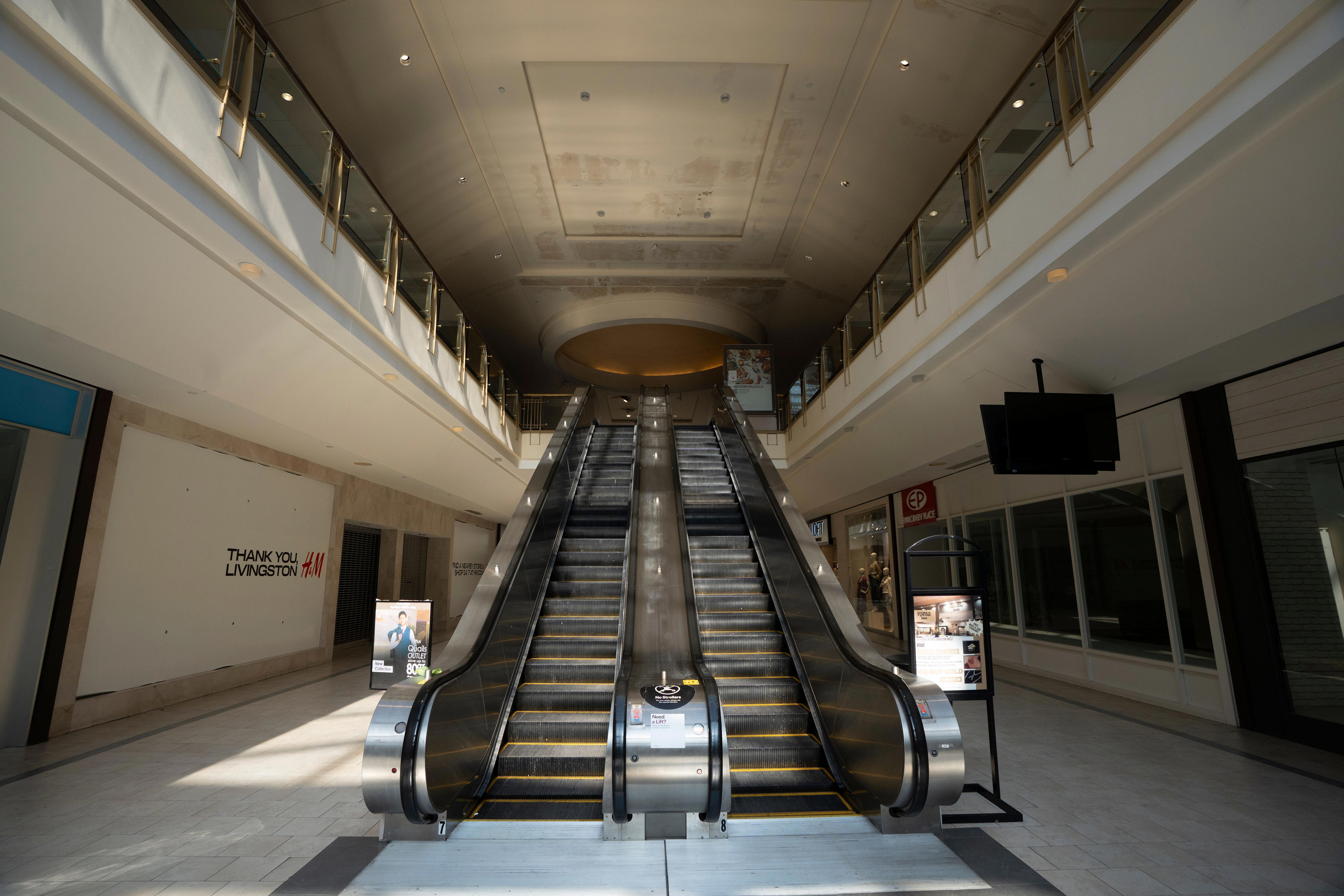 A zombie mall is gasping in North Jersey, hit by a 'perfect storm'