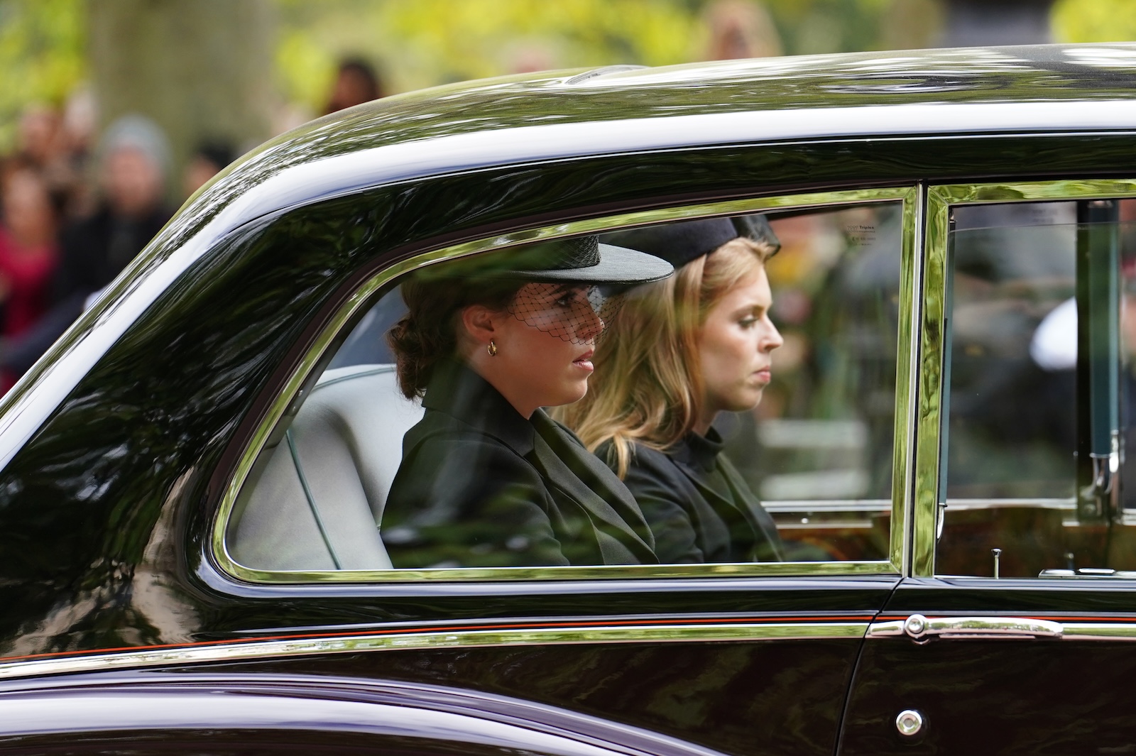 Beatrice en Eugenie verscheurd door schandalen rond Andrew: 'Alles is ...