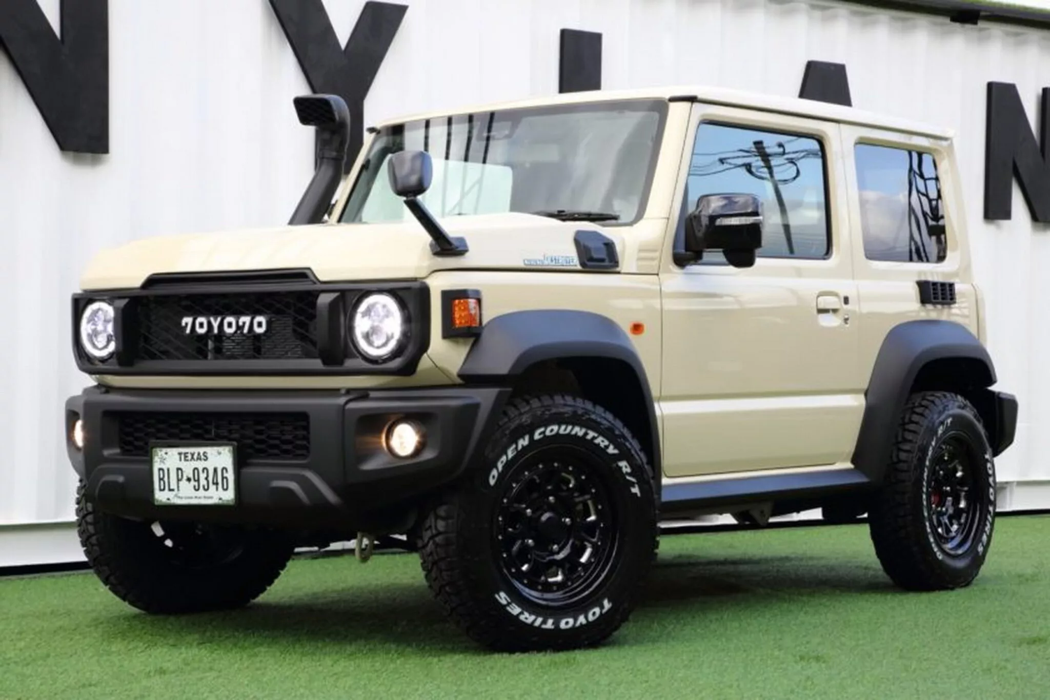 La Suzuki Jimny si trasforma e diventa una mini Toyota Land Cruiser ...