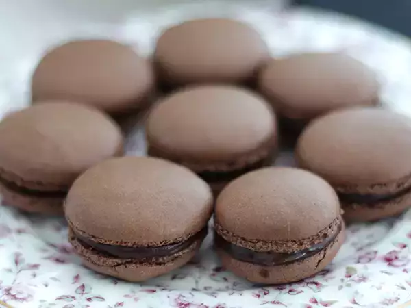 Chocolate macaroons, recipe and tips - French macarons