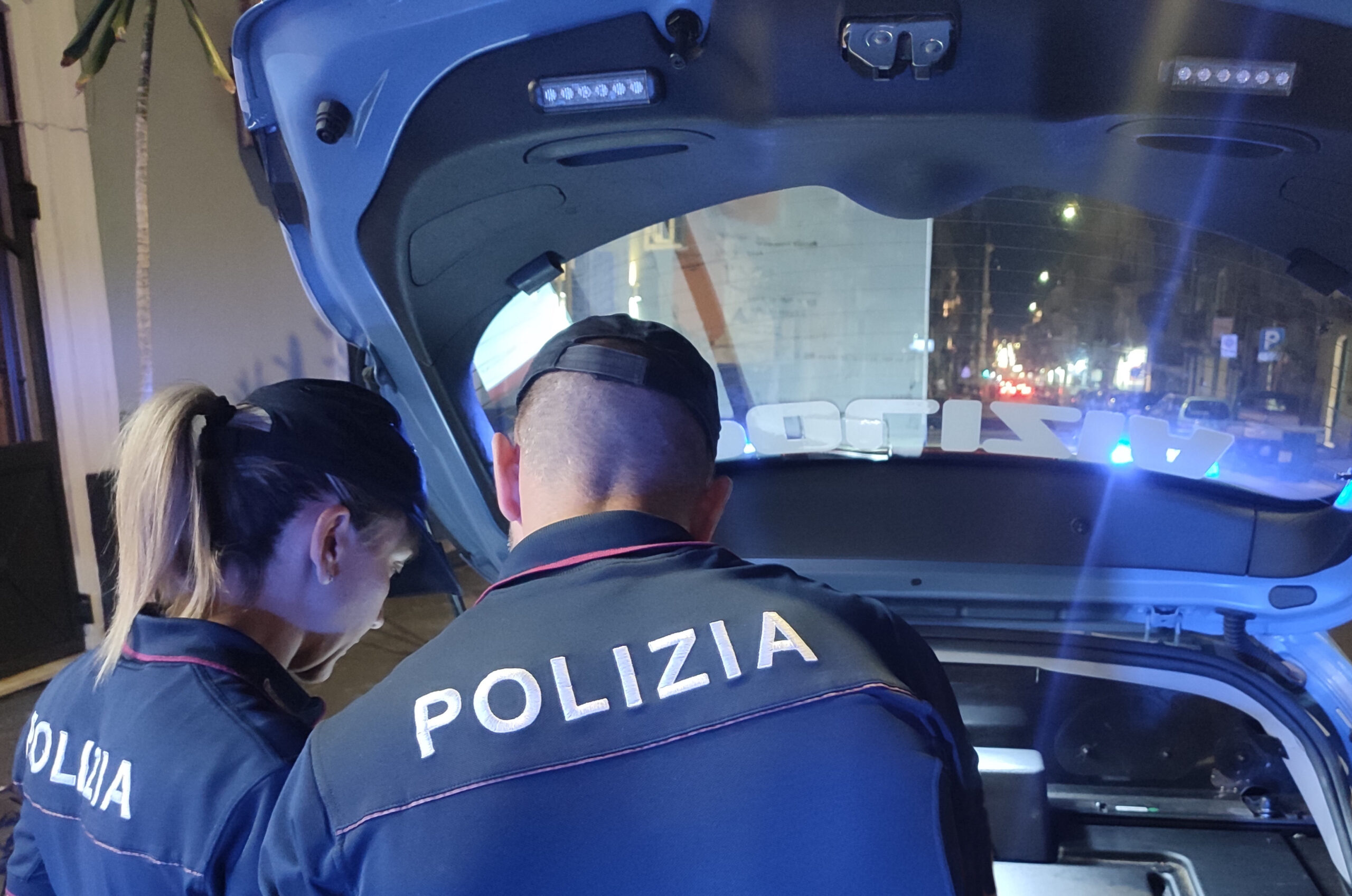 Le bombe carta durante la partita Catania-Ascoli, arrestati due ultras