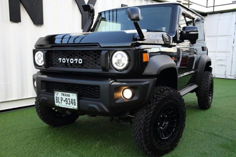 La Suzuki Jimny si trasforma e diventa una mini Toyota Land Cruiser ...