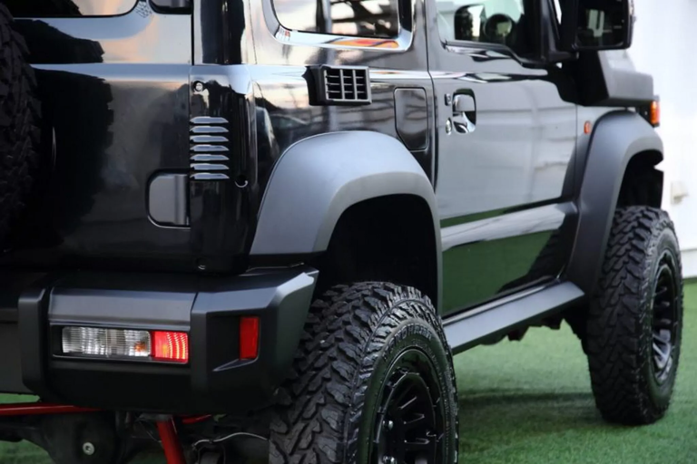 La Suzuki Jimny si trasforma e diventa una mini Toyota Land Cruiser ...
