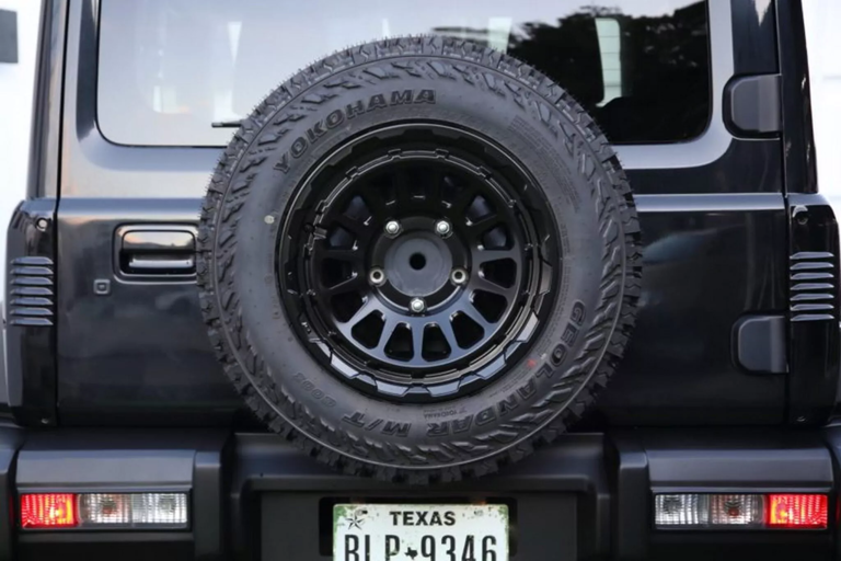 La Suzuki Jimny si trasforma e diventa una mini Toyota Land Cruiser ...