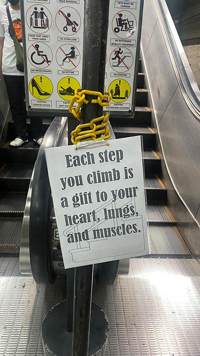 MRT-3 apologizes over sign displayed at Shaw Boulevard station escalator