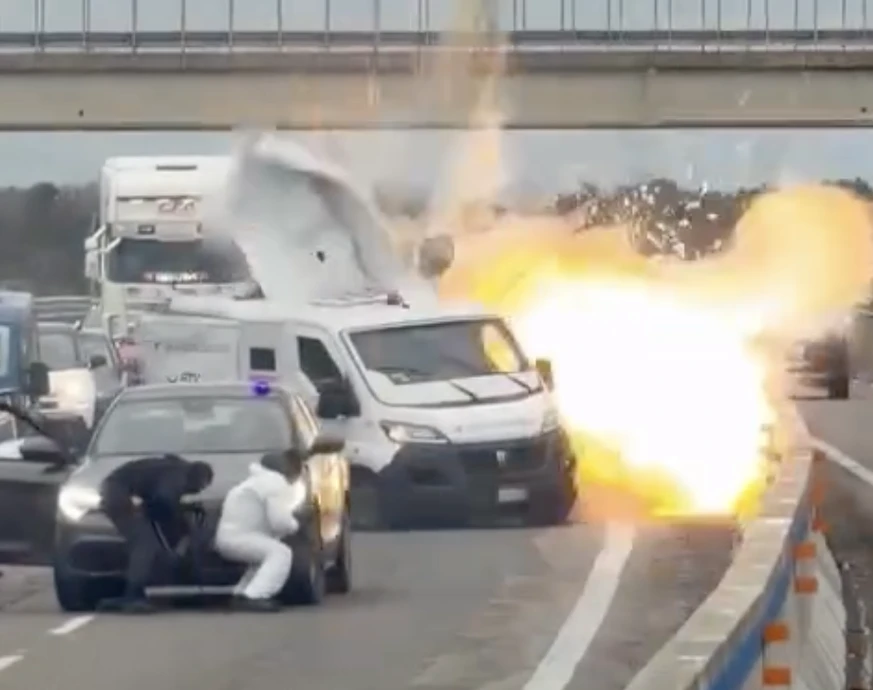 Violente attaque en plein milieu d'une route en Italie