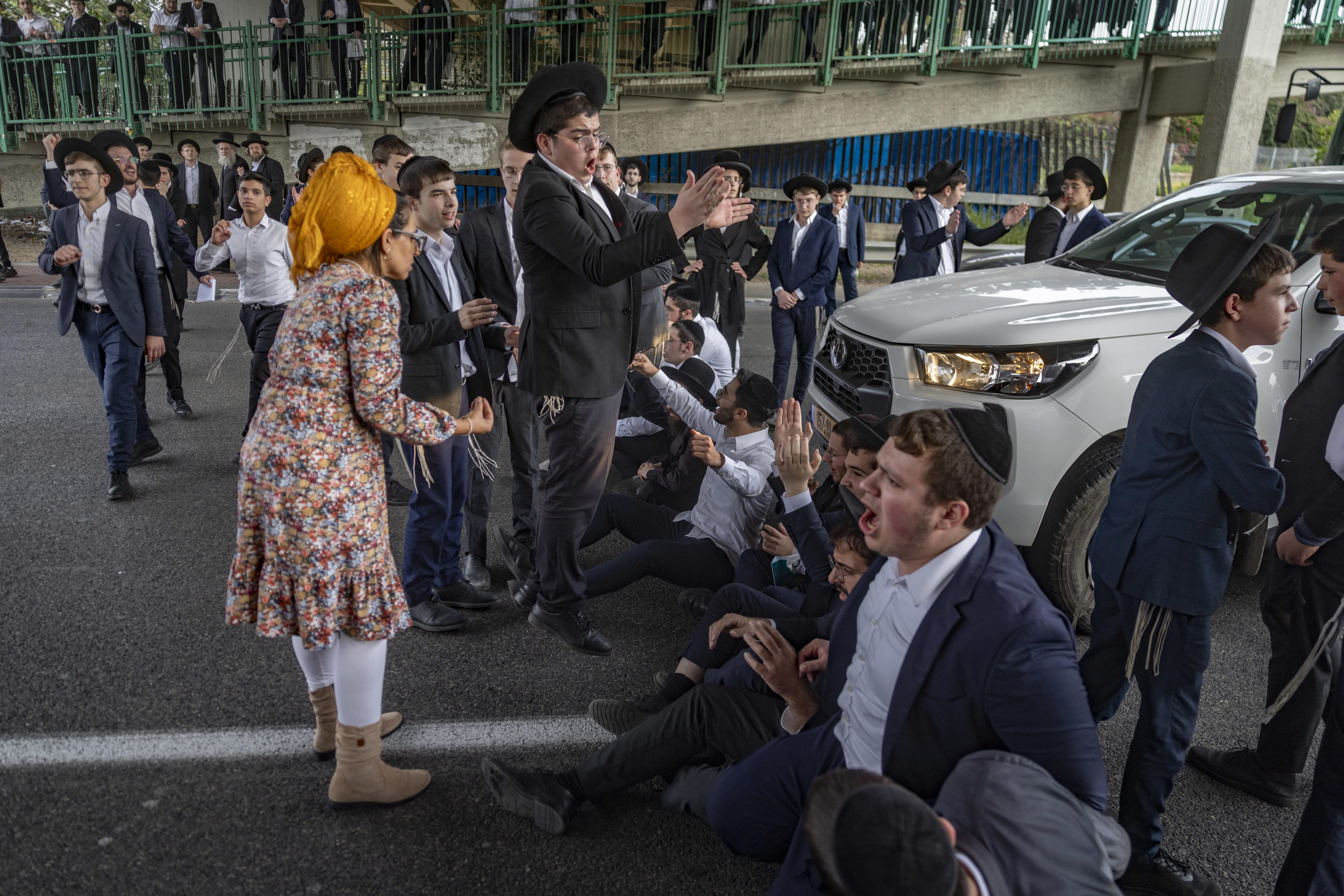 Anti-draft haredi protesters block Highway 4, injure two police ...