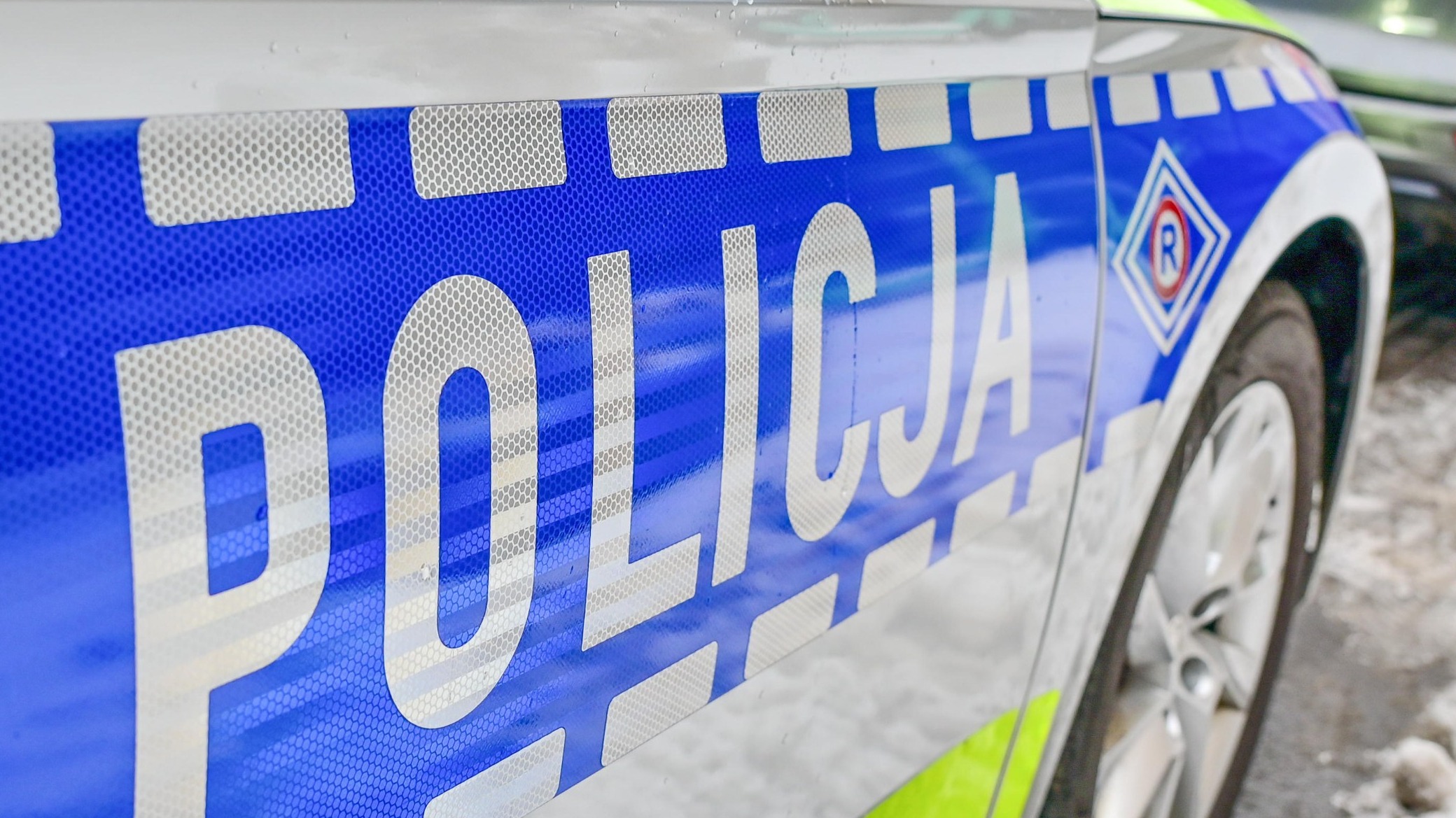 Pościg za motocyklistą. Radiowóz wypadł z drogi, policjanci ranni