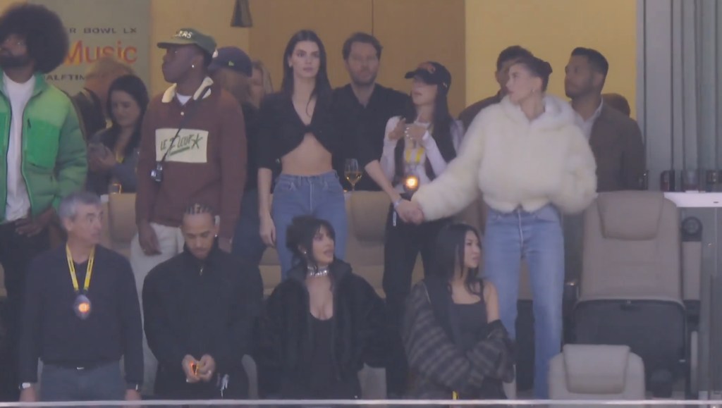 Watch Kendall Jenner awkwardly dance to ex-boyfriend Bad Bunny’s Super ...