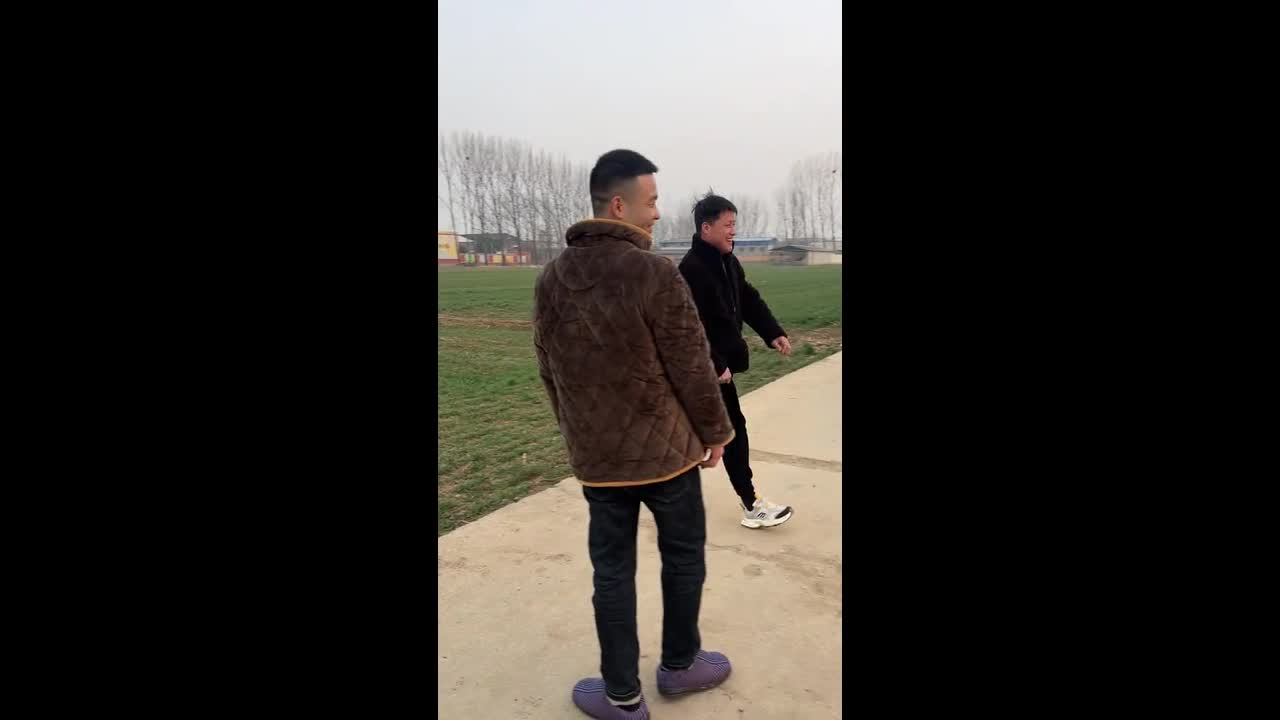One-leg fight ends in tumbles and laughter in Henan, China
