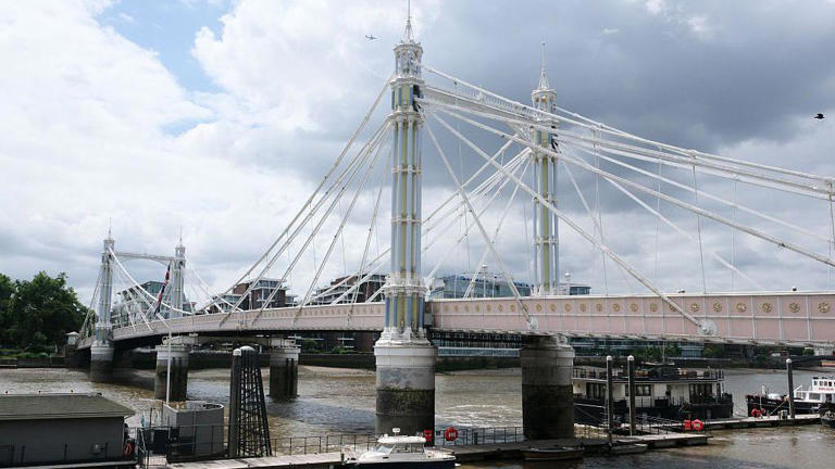 Albert Bridge closes to traffic as 'precaution'