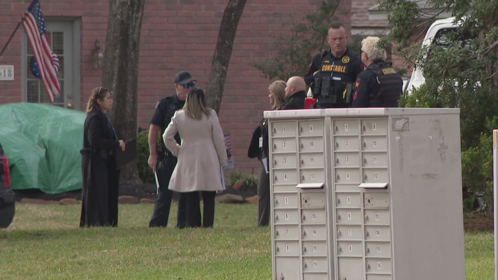 Toddler finds gun, shoots off-duty Harris County deputy, constable says