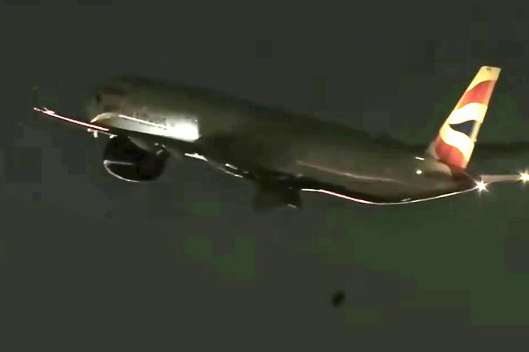 Livestream captures moment plane's wheel crashes to the ground after ...