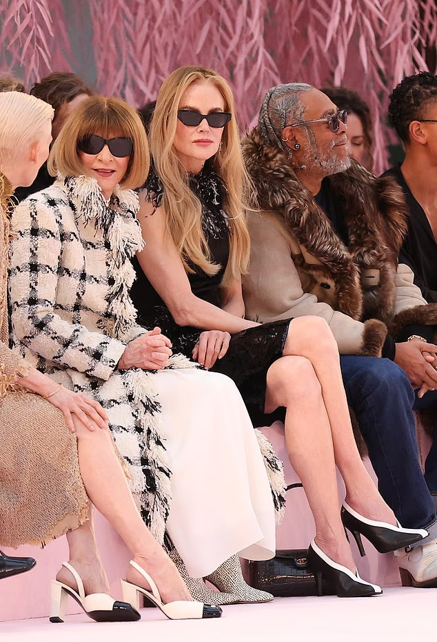 Nicole Kidman và con gái gây chú ý ở Tuần lễ thời trang Paris