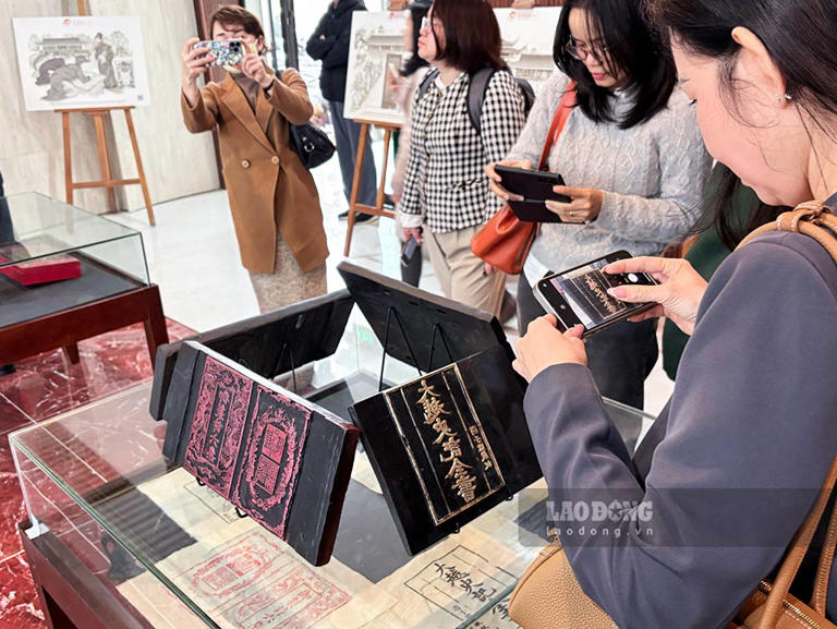 Trưng bày tài liệu gốc về Quốc kỳ, Quốc ca và Quốc huy