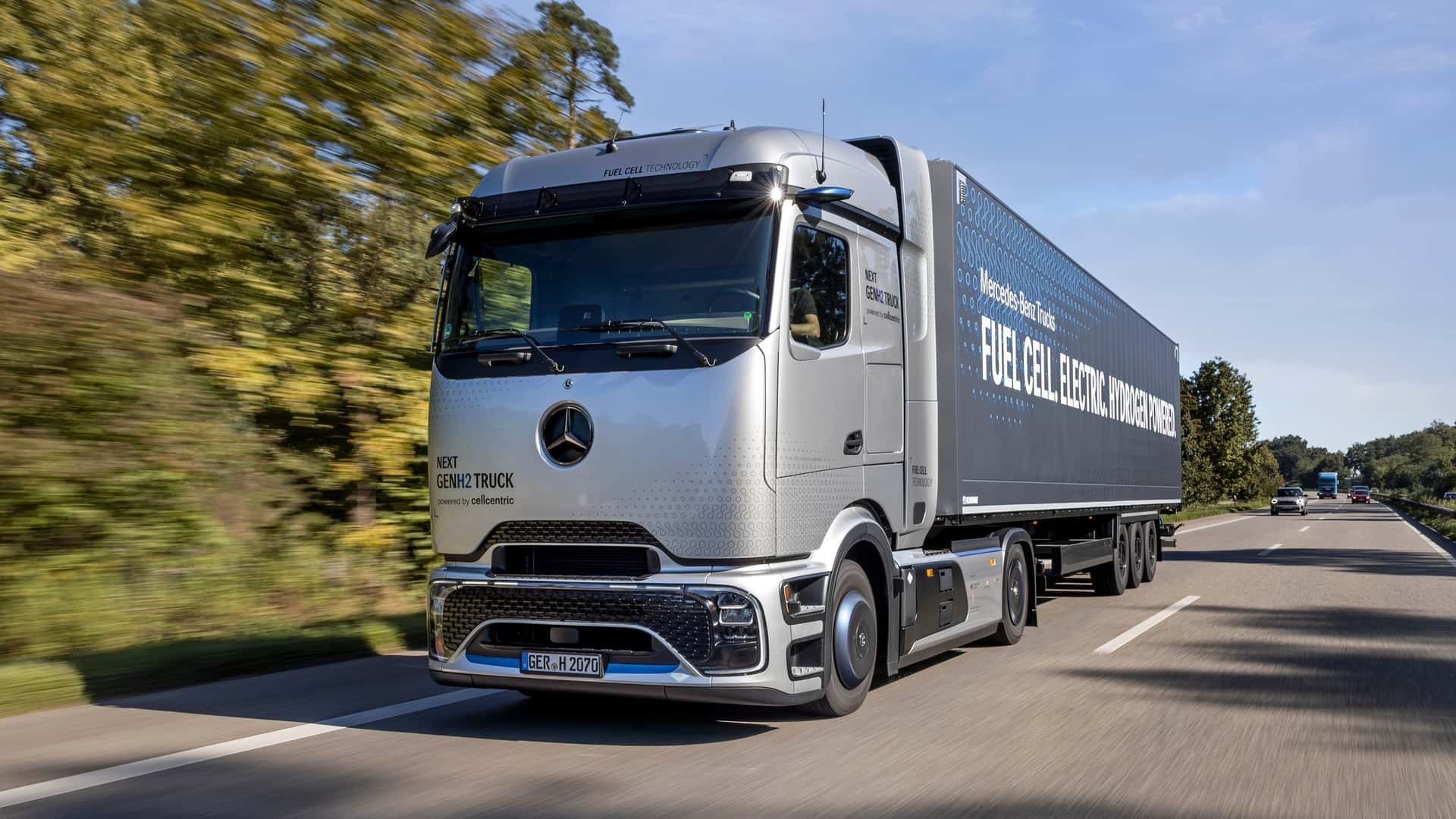 Mercedes-Benz is putting this hydrogen electric semi truck into production