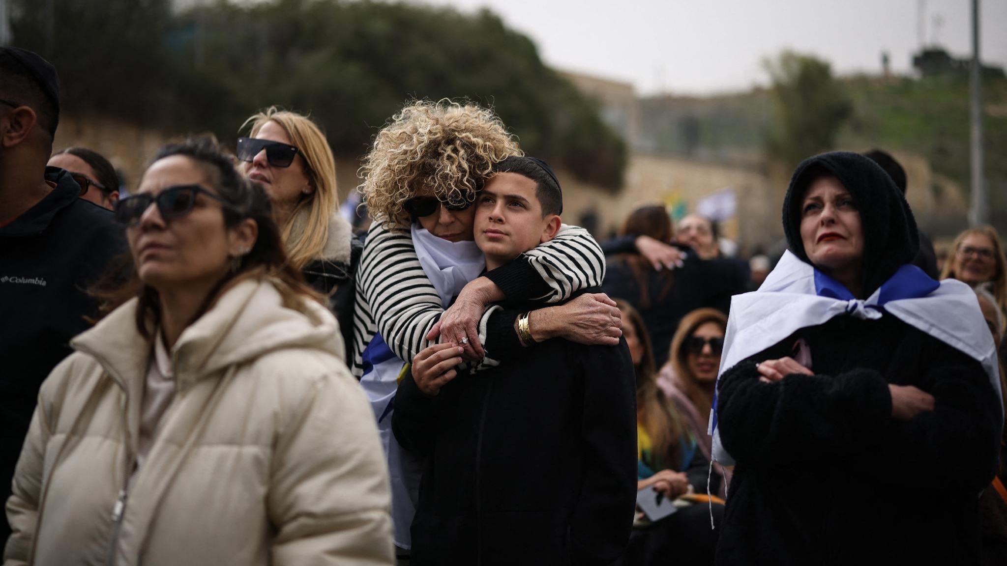 Il rientro del feretro dell'ultimo ostaggio. Netanyahu: ora disarmo ...