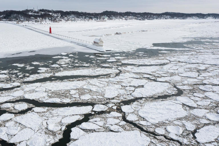 Iconic lighthouses freeze over as Lake Michigan ice rapidly grows