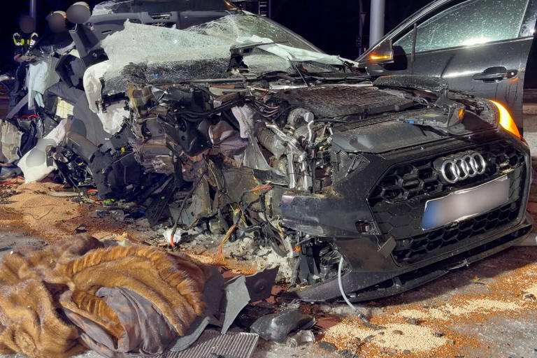 Auto in Trümmern: Frau überholt Polizei und rast gegen Ampel