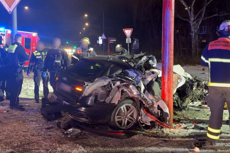 Auto in Trümmern: Frau überholt Polizei und rast gegen Ampel