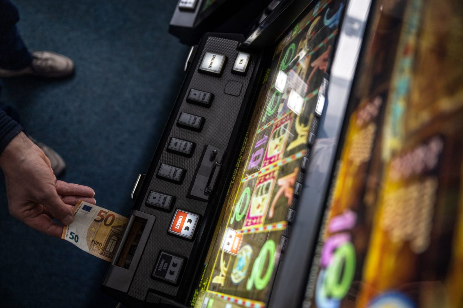 Polish court plans to sell thousands of slot machines to save costs