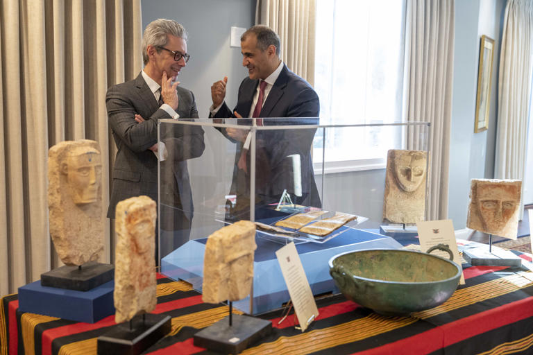 Smithsonian Asian art museum to return three stolen bronzes to India