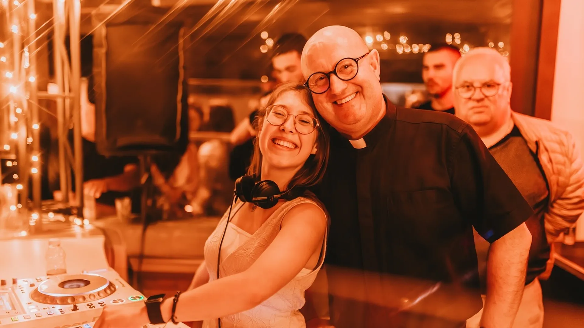 De technopriester: Padre Guilherme is overdag priester én 's nachts een ...