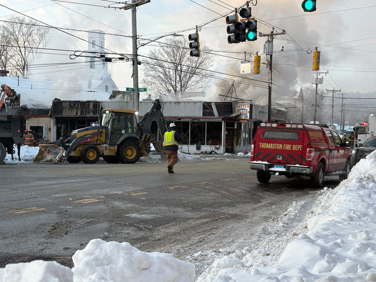 Intersection closed in Thomaston due to major fire