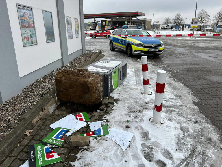 Geldautomat in Grevesmühlen rausgerissen: Täter lassen Beute zurück