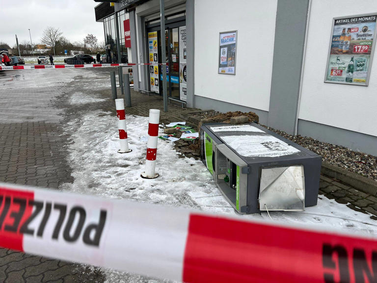 Geldautomat in Grevesmühlen rausgerissen: Täter lassen Beute zurück