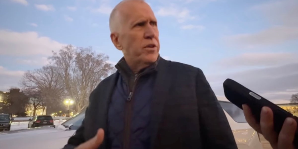 GOP senator says Stephen Miller 'never fails to live up' to this 1 ...