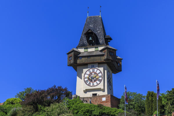 Theater im Bahnhof mit Mut zu Politik, Körper und Emotion