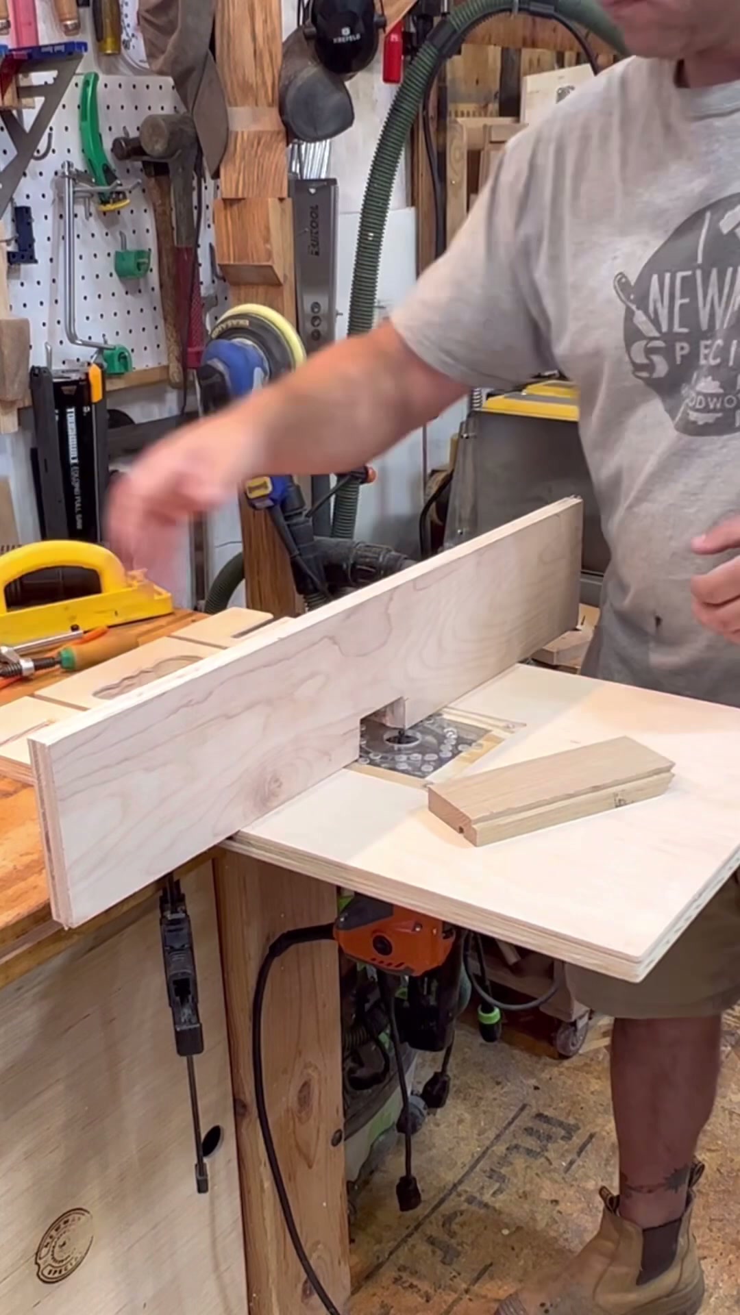 Portable router table with a fence and dust collection! #woodworking # ...