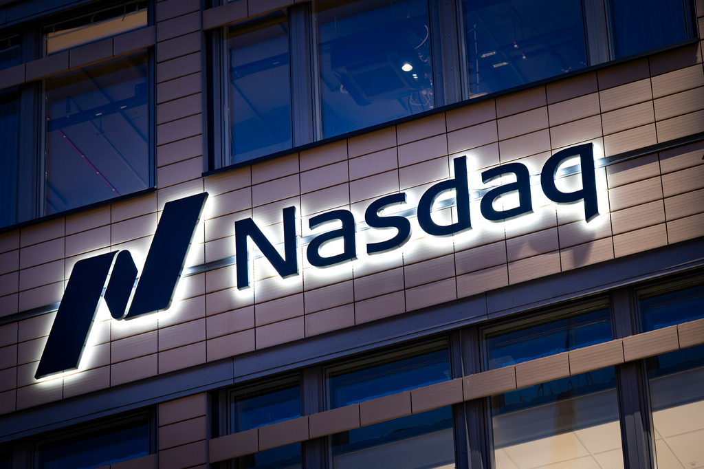 Börsen svagt på minus inför tunga USA-rapporter