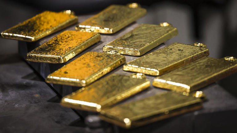 Gold price surpasses record $5,300 amid weakening dollar, Fed ...