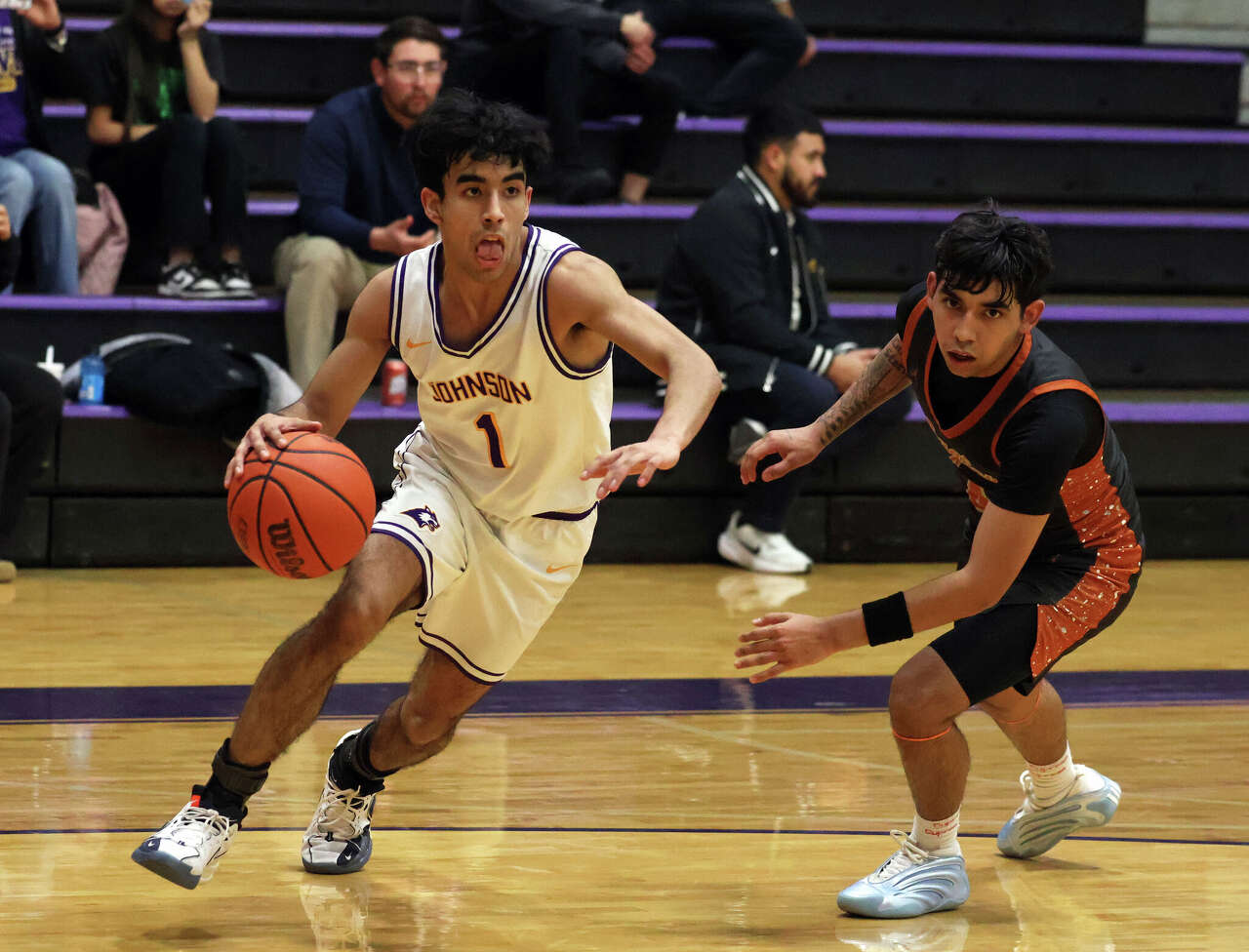Roli Rivera, Matt Urbina combine for 15 4Q points to finish LBJ's rally