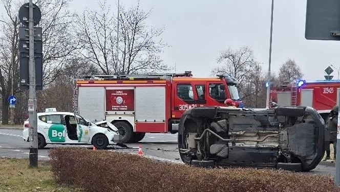 Wypadek na północy Wrocławia. Bolt zderzył się z osobówką. Jedna osoba ...