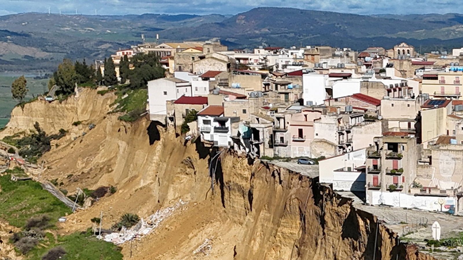 Landslide causes homes to fall off cliff edge