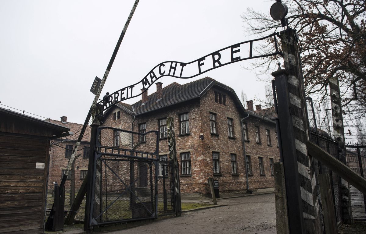 Une fausse entrée du camp de Dachau… Attention à ces images de la Shoah ...