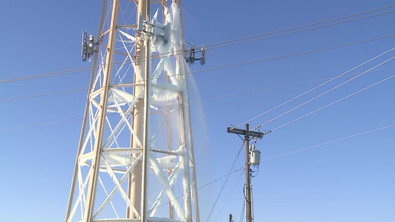 Large leak ices over water tower at Lake Hefner in Oklahoma City