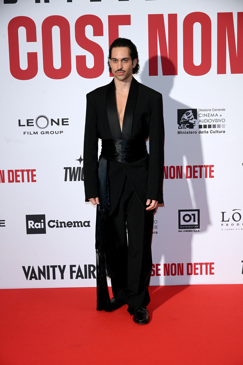 Carolina Crescentini omaggia Valentino (insieme al marito Francesco ...