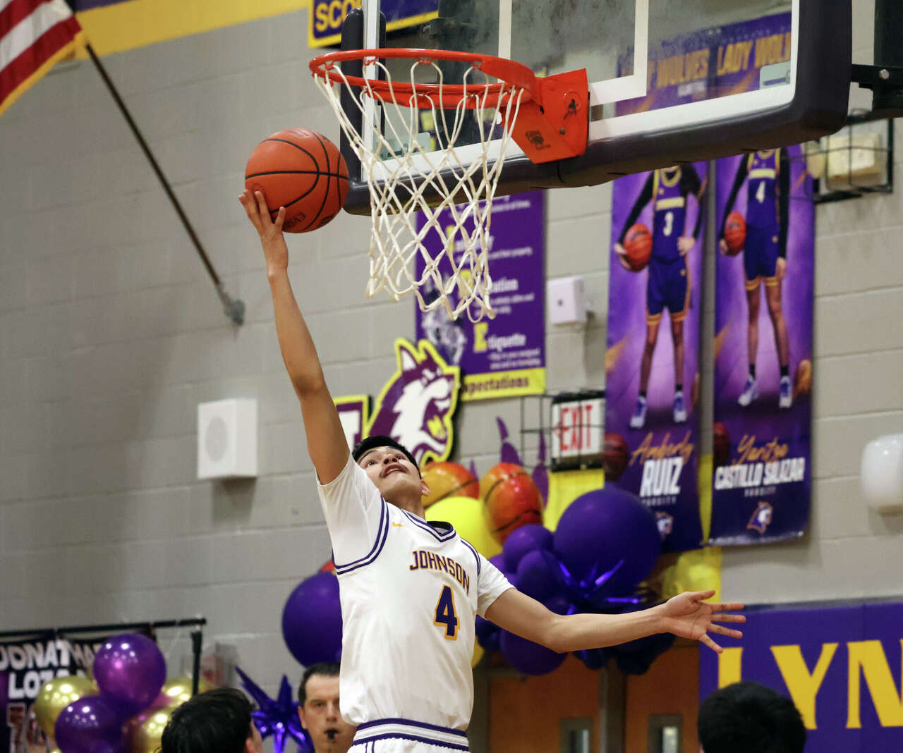 Roli Rivera, Matt Urbina combine for 15 4Q points to finish LBJ's rally