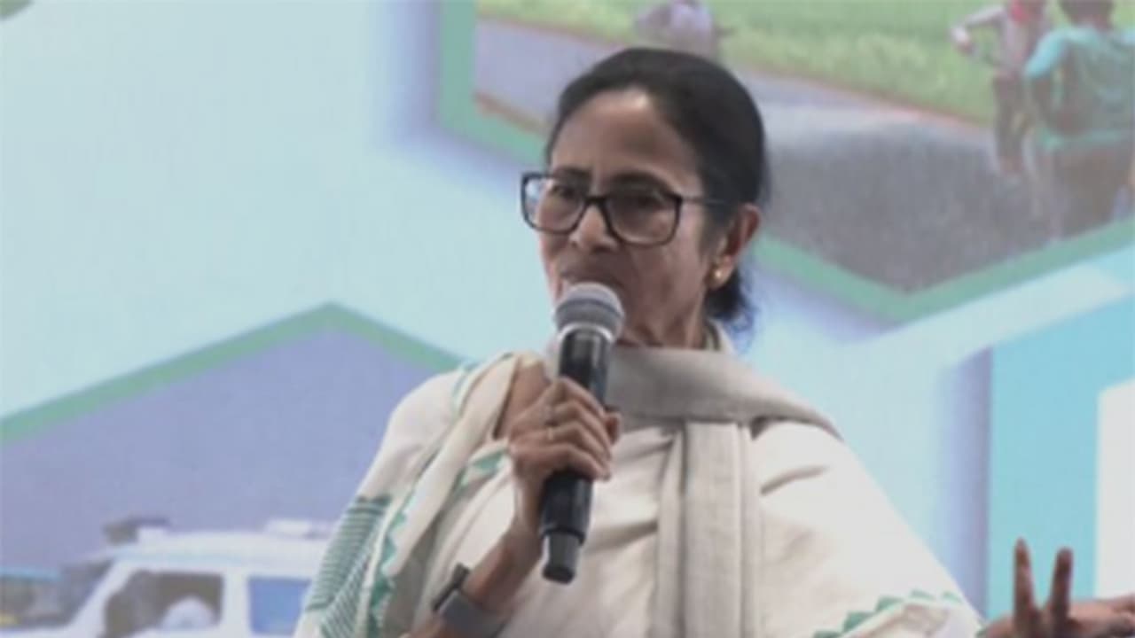 Mamata warns Centre: 'Will be dangerous if you hurt Bengali speakers'