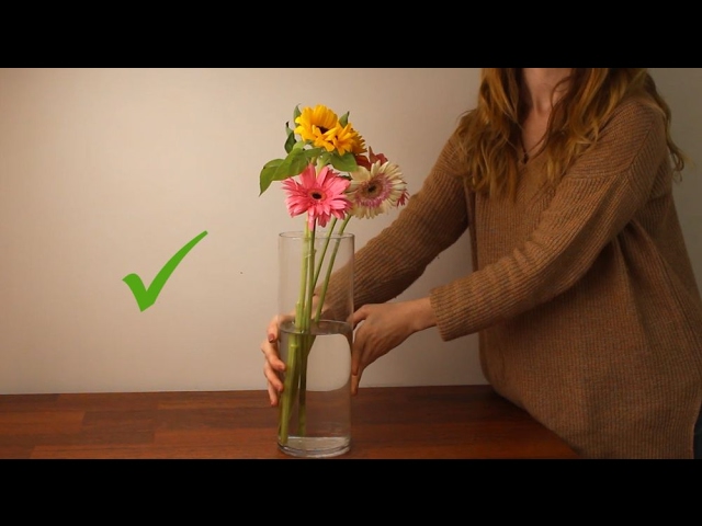 How to arrange flowers in a vase