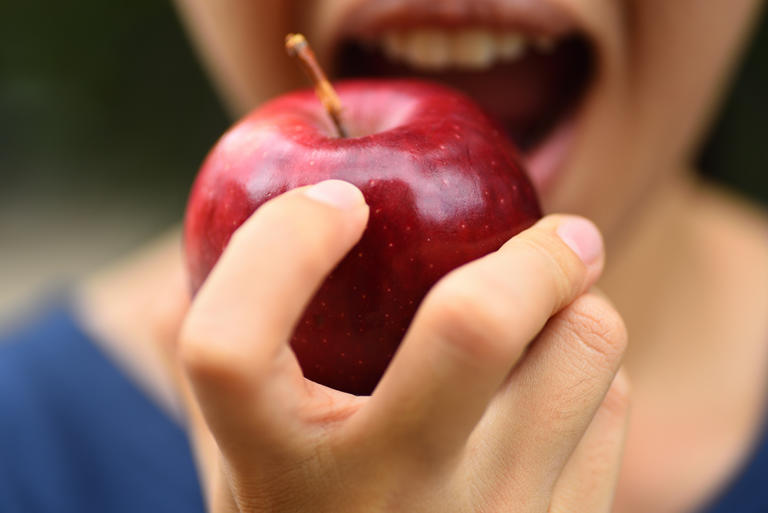 Dietitian ate one apple a day for a week – this is how the body responded