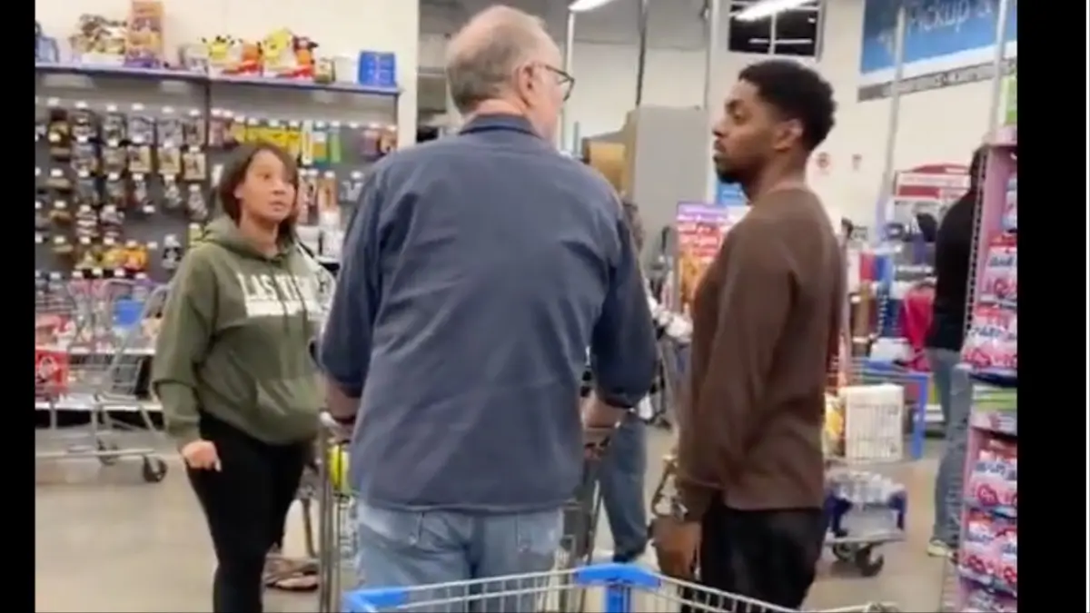 'What the hell?' White shopper frustrated over long checkout line rams ...