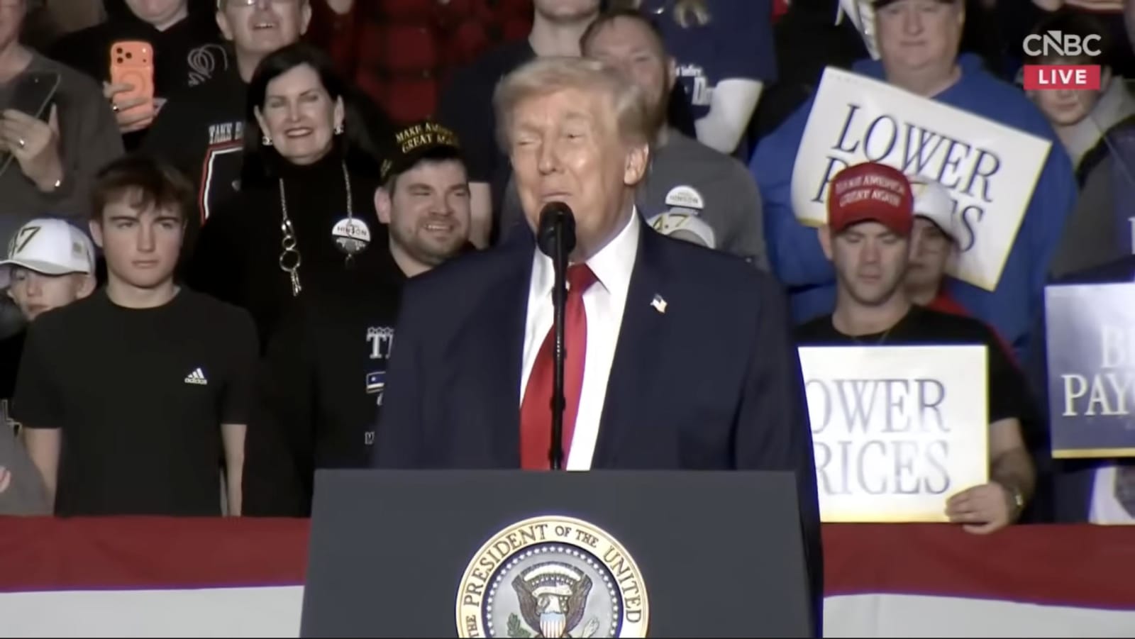 Donald Trump covers left hand with a glove as 'rotting hand' draws more ...