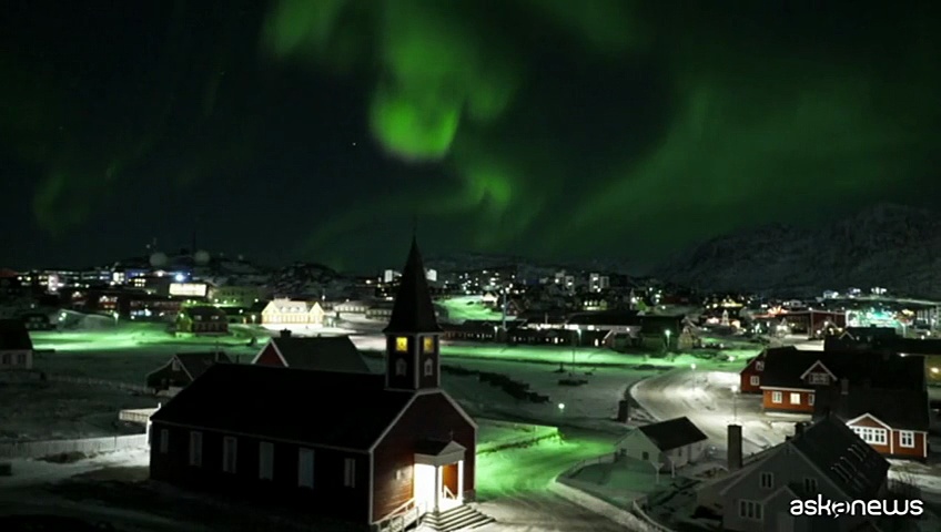 Groenlandia, spettacolare aurora boreale nei cieli di Nuuk