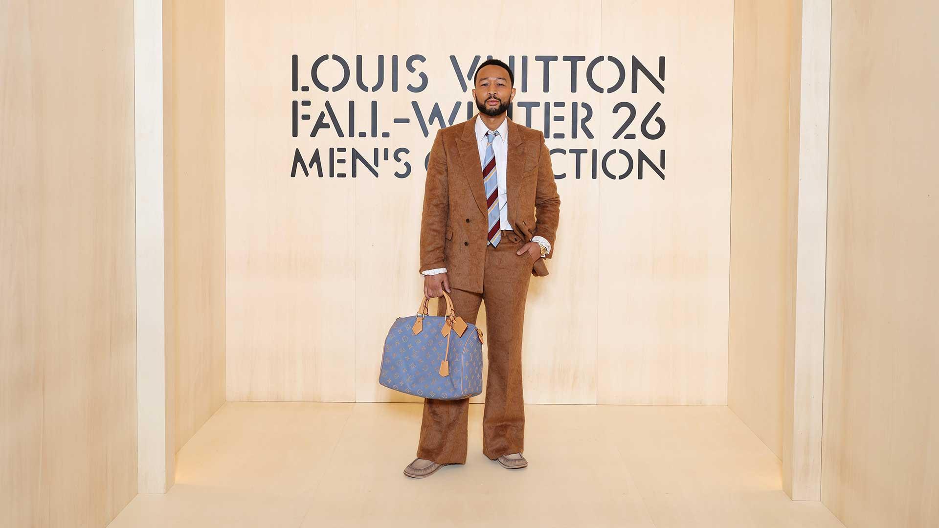 John Legend draagt zeldzame Cartier Santos naar Louis Vuitton-show