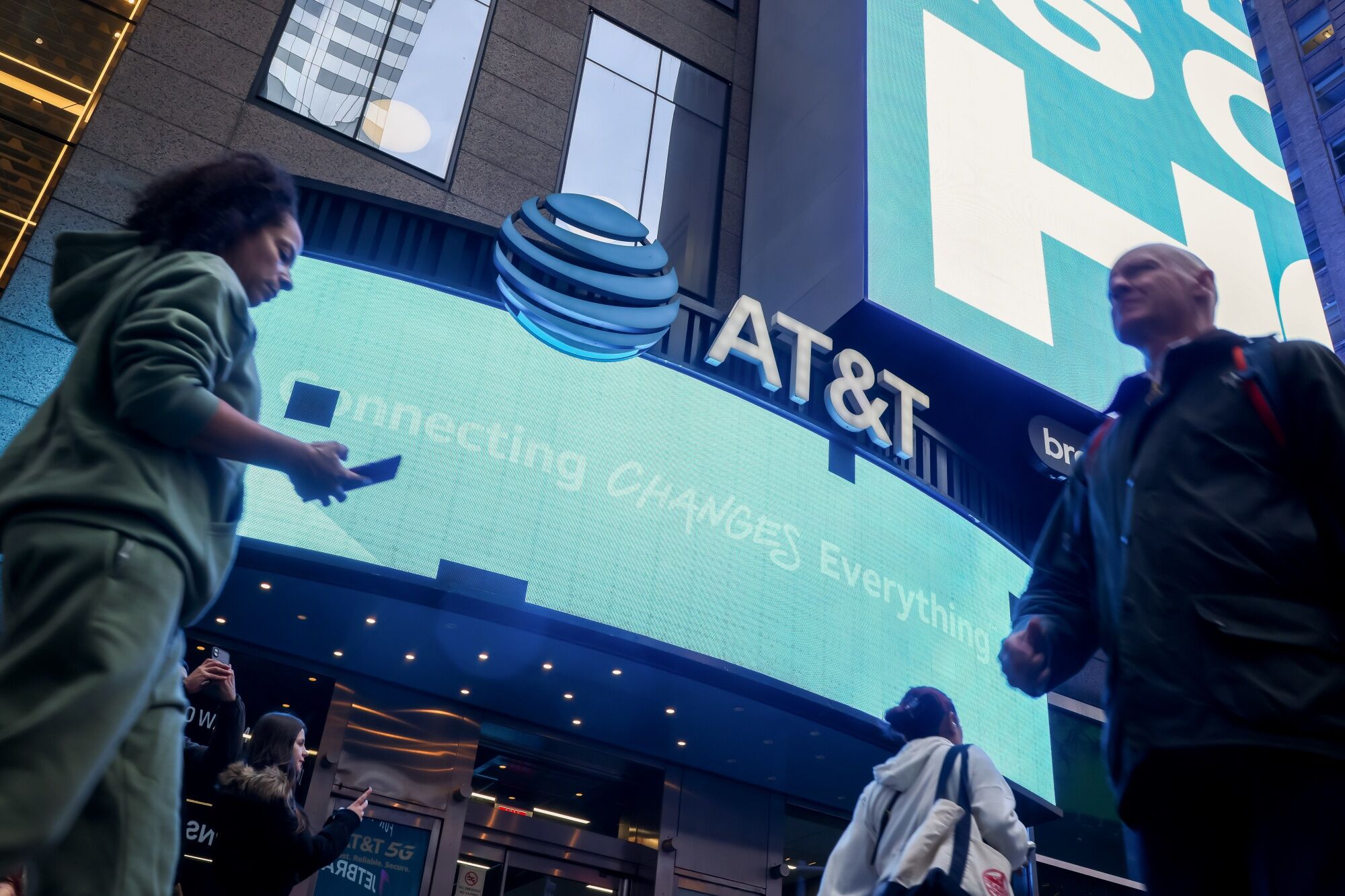 AT&T revenue beats estimates, buoyed by broadband strength